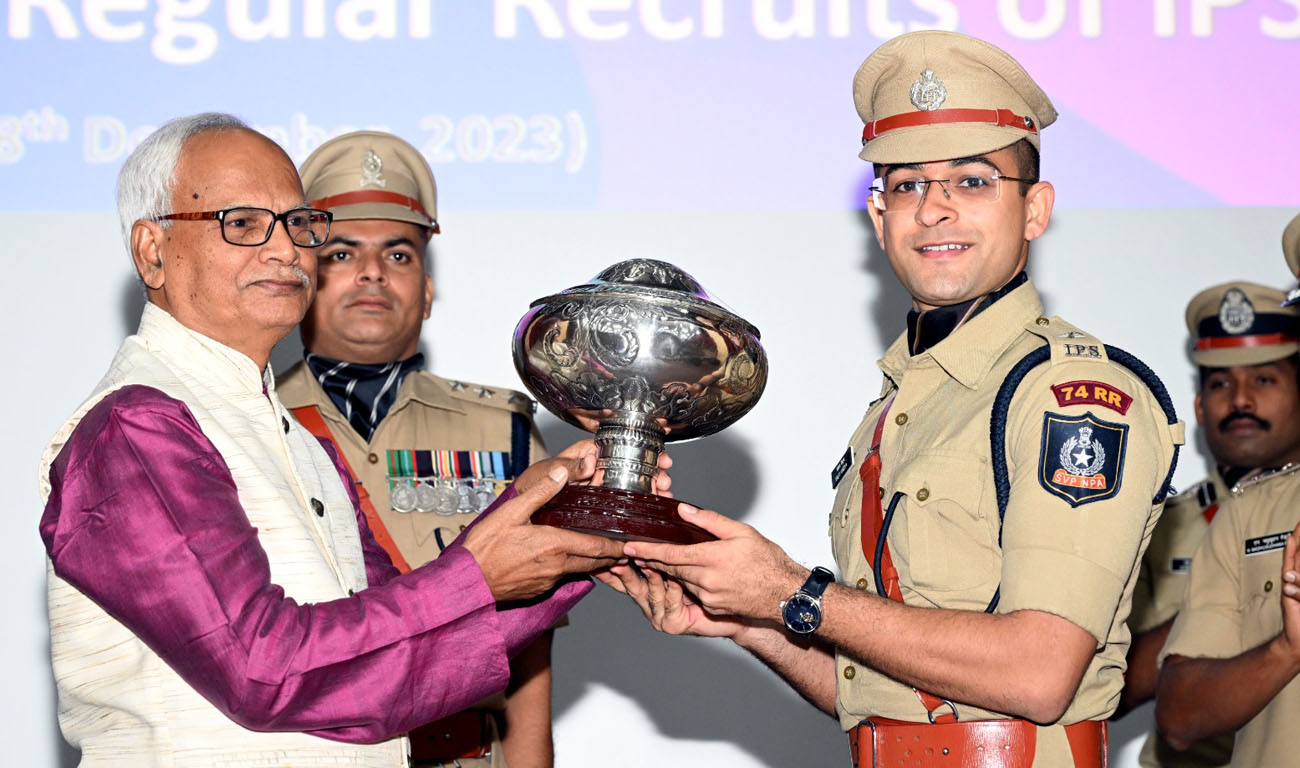गुजरात के इस युवा आईपीएस को अनुकरणीय आचरण के लिए उपराष्ट्रपति ट्रॉफी ...